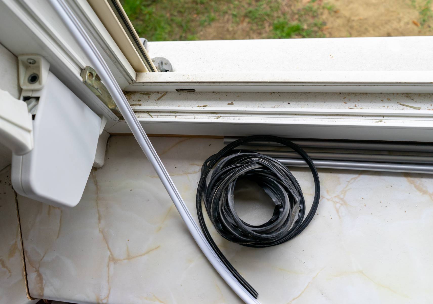 Seal Air Leaks to Cut Home Energy Costs – Mother Earth News